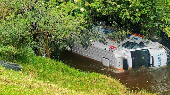 Tres Heridos En Accidente De Ambulancia Del Iess En Cuenca