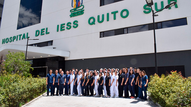 El IESS Quito Sur gradúa a su primera promoción de internos rotativos