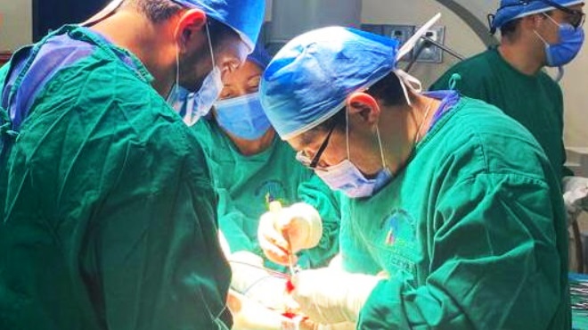 Primera cirugía de prótesis de tobillo en Hospital José Carrasco Arteaga